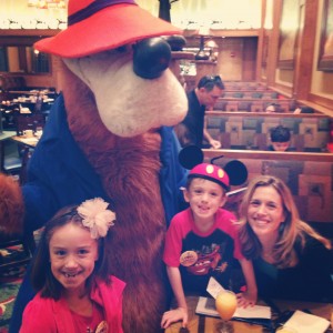 Disneyland's Character Breakfast Storyteller's Cafe Chip 'n Dale ...